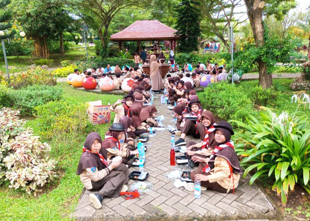 Super Camp SDIT Al-Akmal: Melatih Kemandirian dan Kepedulian Sejak Dini ...