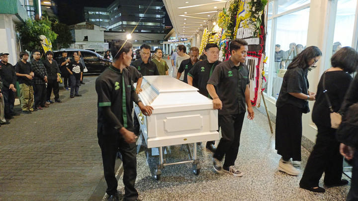 Jenazah Ricky Siahaan Tiba di Rumah Duka, Rekan Musisi dan Keluarga ...